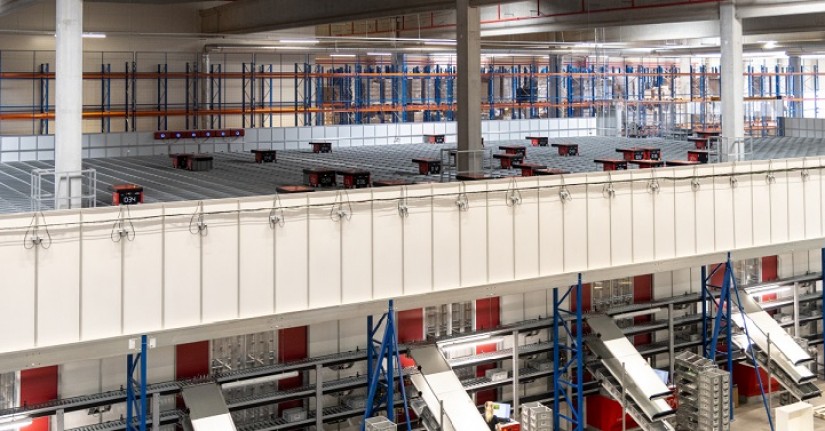 Ve skladu společnosti el nino parfum řídí systém AutoStore platforma ...