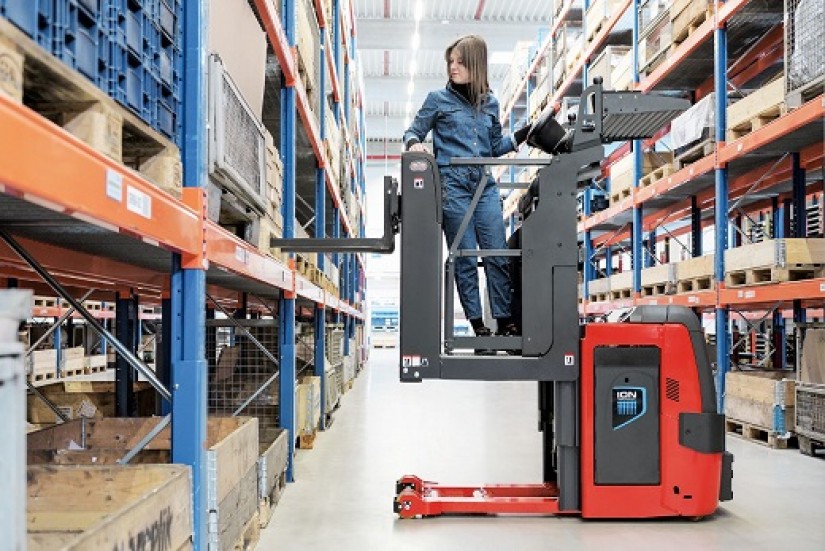 Nové vozíky Linde V08 umožňují efektivní vychystávání i z druhé výškové ...